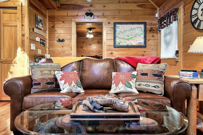 Beautiful Cabin! Book Now! 2 Master Suites - Sleeps 6 - Hot Tub - Gatlinburg, TN