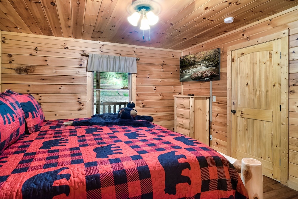Spectacular Fall Colors Soon! Book Now! 2 Master Suites - Sleeps 6 - Hot Tub - ガットリンバーグ, TN