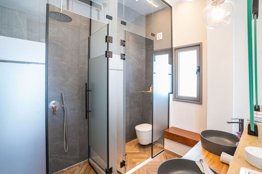 Apartamento | Banheiro | Banheira e chuveiro separados, toalhas de banho