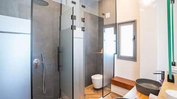 Apartamento | Banheiro | Banheira e chuveiro separados, toalhas de banho