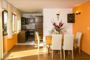 Apartamento (2 Bedroom Apt, Terrace, Sea View) | Sala | Televisor 