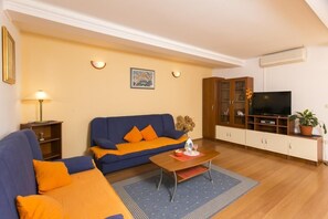 Apartamento (2 Bedroom Apt, Terrace, Sea View) | Sala | Televisor 