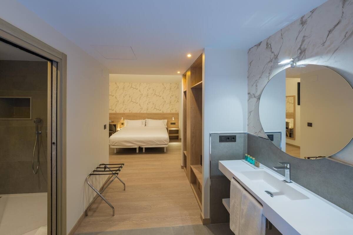Quarto Duplo Romântico | Roupa de alta qualidade, minibar, cofre no quarto, secretária 