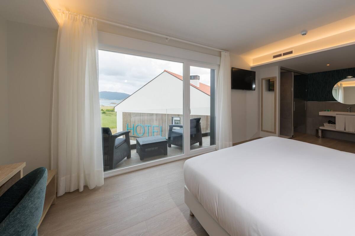 Quarto Triplo Superior | Roupa de alta qualidade, minibar, cofre no quarto, secretária 
