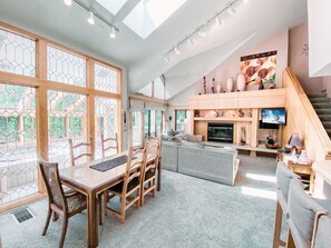 Apartamento Deluxe em Condomínio Fechado, 2 quartos, vista para o resort (Chateaux DuMont 2725) | Sala de estar | Televisor de ecrã plano de 42 polegadas com canais por cabo, televisor 