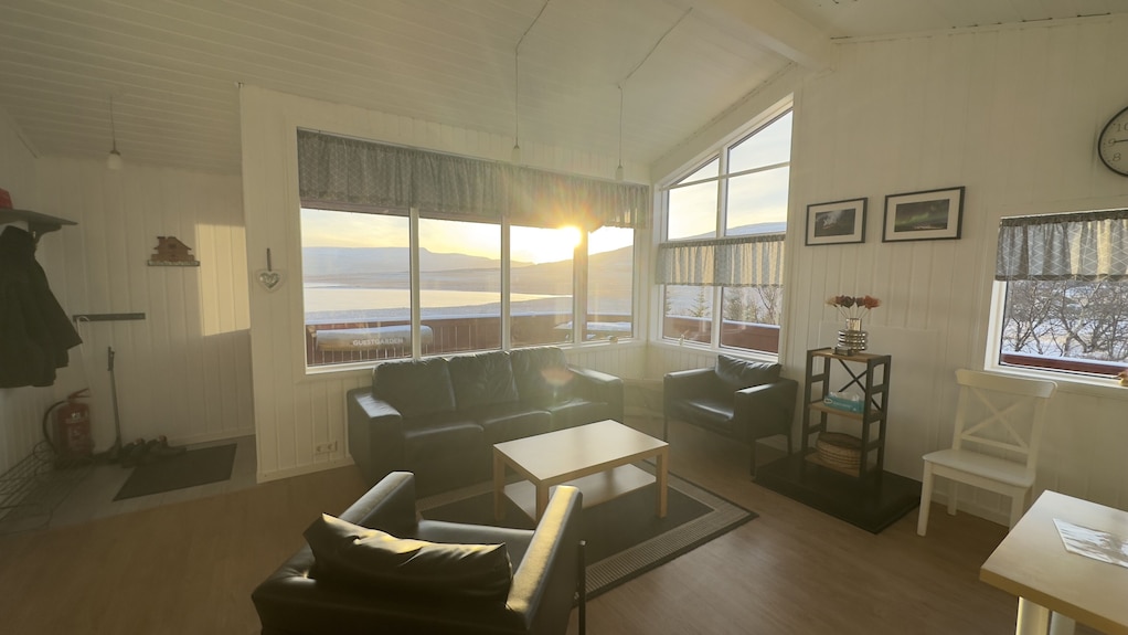 Hvalfjarðarsveit Cottage With Large Wooden Deck, Mountain View + Great Location - Iceland