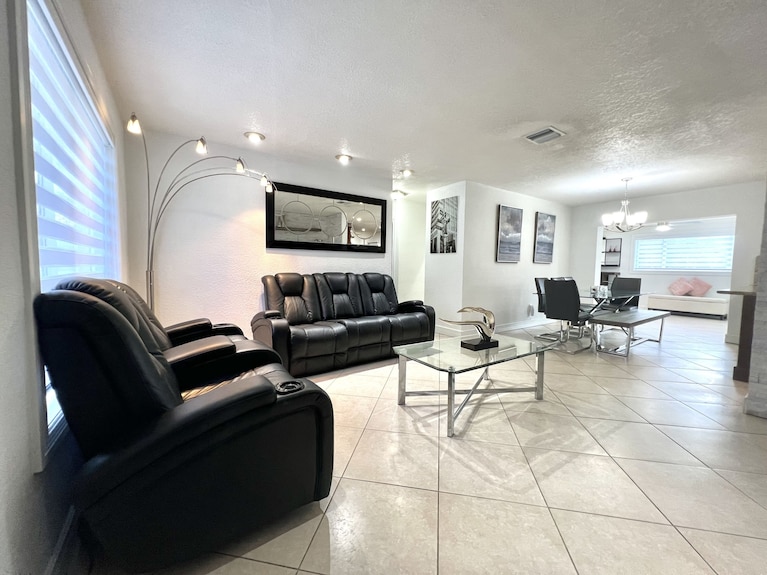 Such As House With Heated Pool, Near To Parks And Lakes - Hialeah, FL