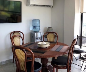 Apartamento básico | Área de estar | TV de tela plana 32 polegadas com canais a cabo, TV