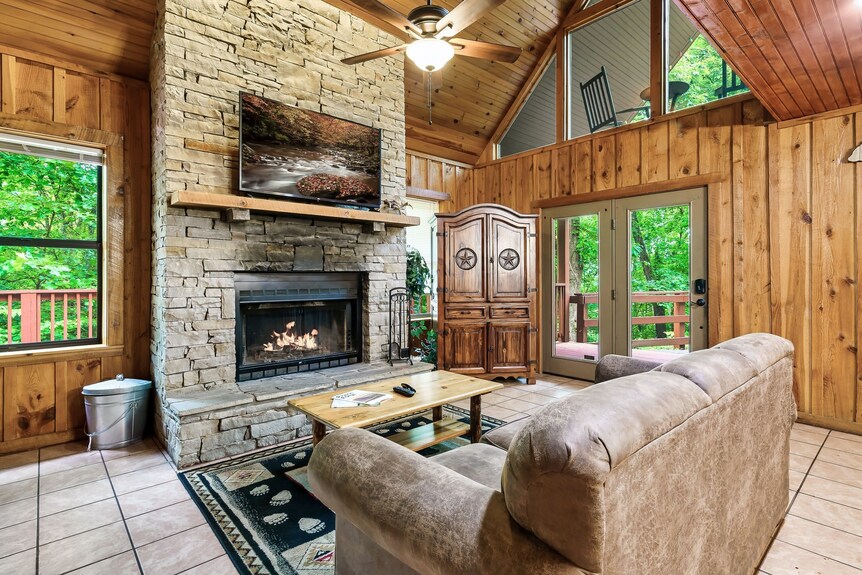 Next Door To Dollywood Fire Pit Hot Tub King Beds Pigeon Forge Gsmnp - Pigeon Forge, TN