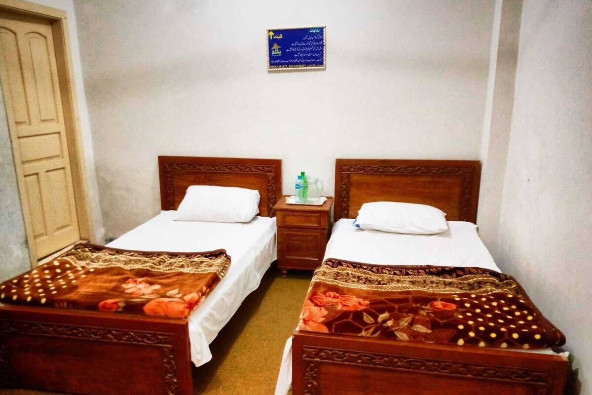 Quarto duplo econômico | Wi-Fi de cortesia, roupa de cama