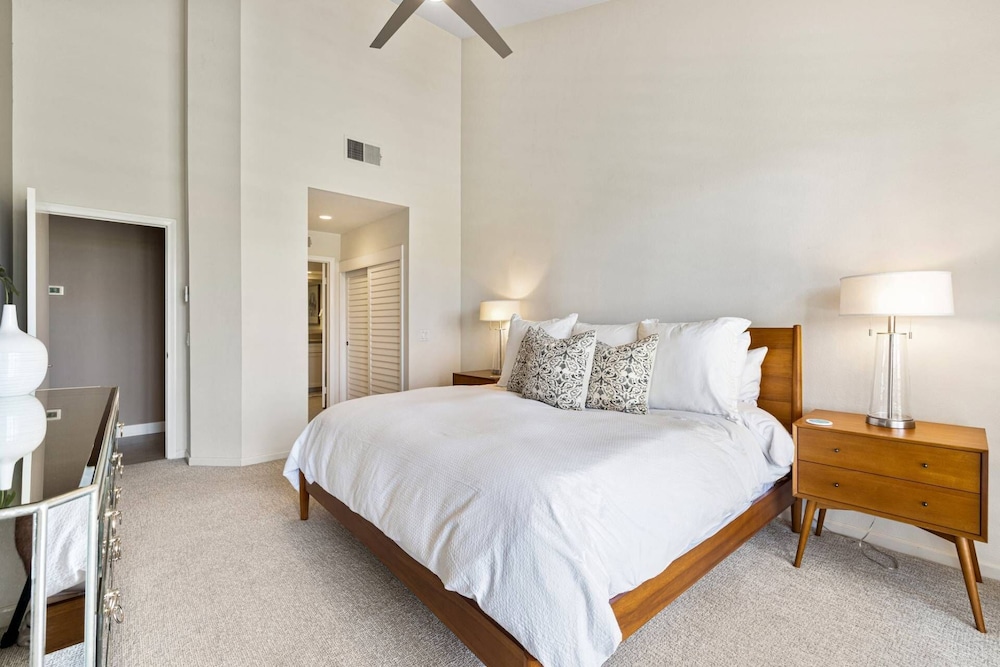 Luxurious Oasis With Fairway & Mountain Views | Pool And Spa Access | Resort Amenities - Palm Desert, CA