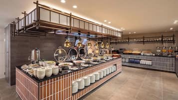 Disposição de buffet com diversos alimentos e um espaço para café.