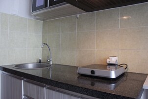 Quarto | Cozinha privada | Geladeira, cooktop, chaleira elétrica