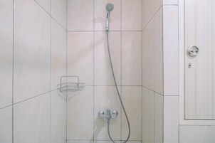 Quarto | Casa de banho | Um polibã, toalhas fornecidas 