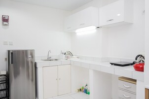 Quarto | Cozinha privada | Um frigorífico, uma placa de cozinha, utensílios de cozinha 