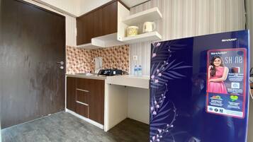 Quarto | Cozinha privada | Geladeira, cooktop, talheres/pratos/utensílios de cozinha