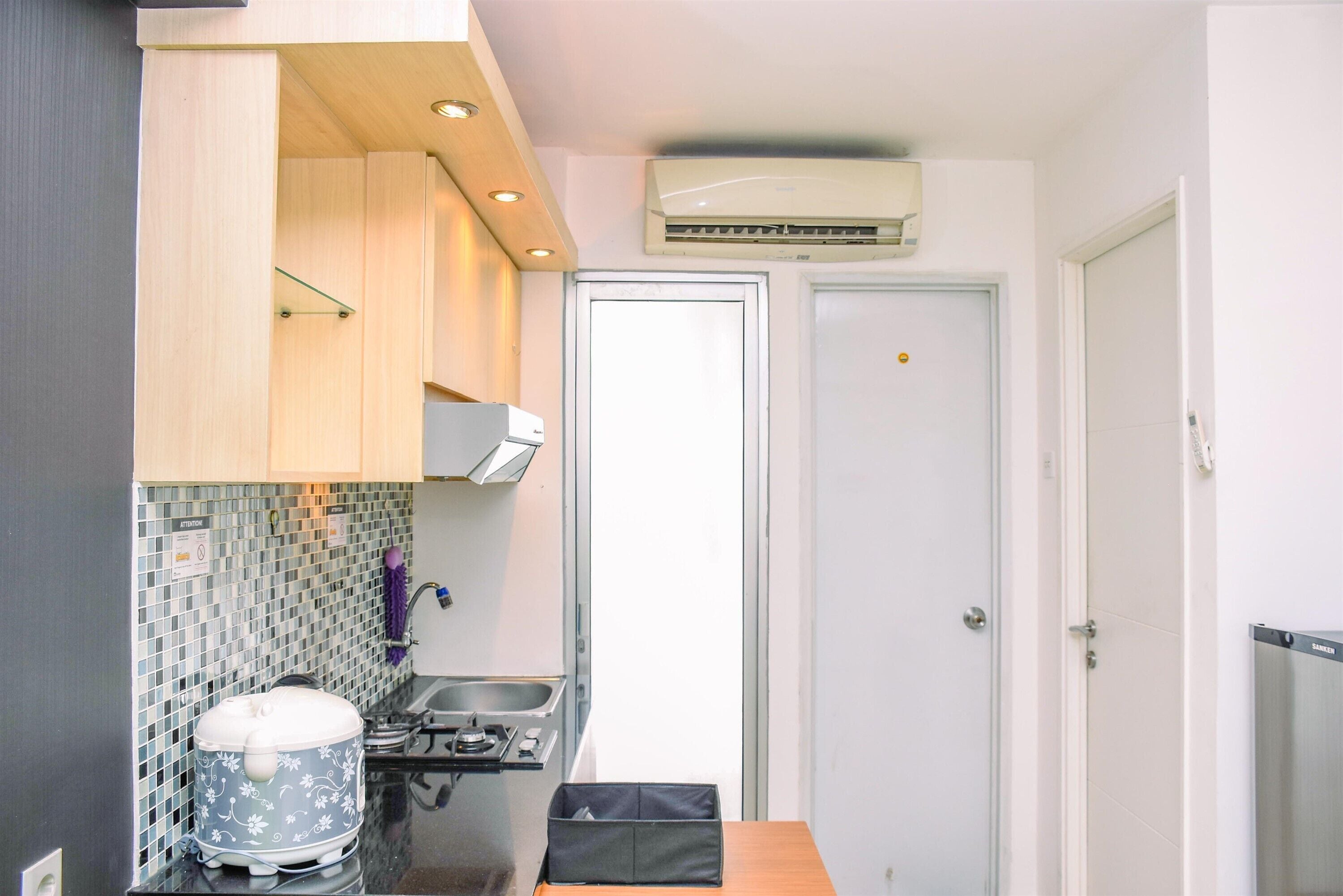 Quarto | Cozinha privada | Um frigorífico, uma placa de cozinha, utensílios de cozinha 