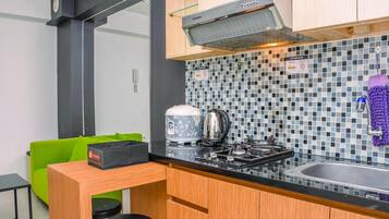 Quarto | Cozinha privada | Um frigorífico, uma placa de cozinha, utensílios de cozinha