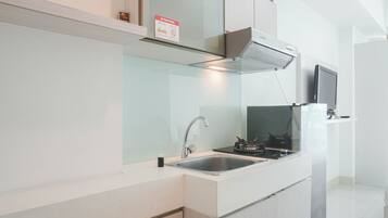 Quarto | Cozinha privada | Um frigorífico, uma placa de cozinha, utensílios de cozinha