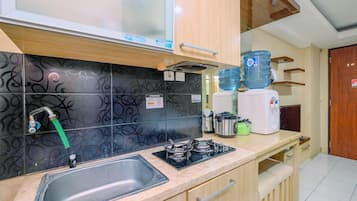 Quarto | Cozinha privada | Geladeira, cooktop, talheres/pratos/utensílios de cozinha