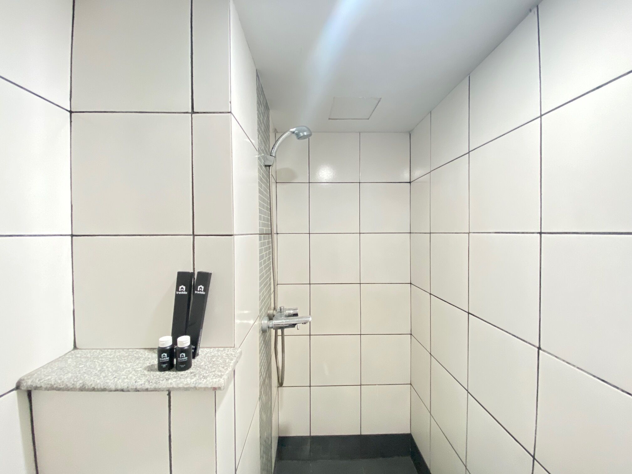 Quarto | Casa de banho | Um polibã, toalhas fornecidas 
