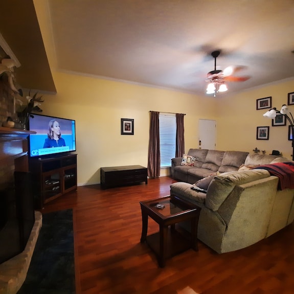 Awesome Location, Great Parking, With A Park In Our Backyard - Houma, LA