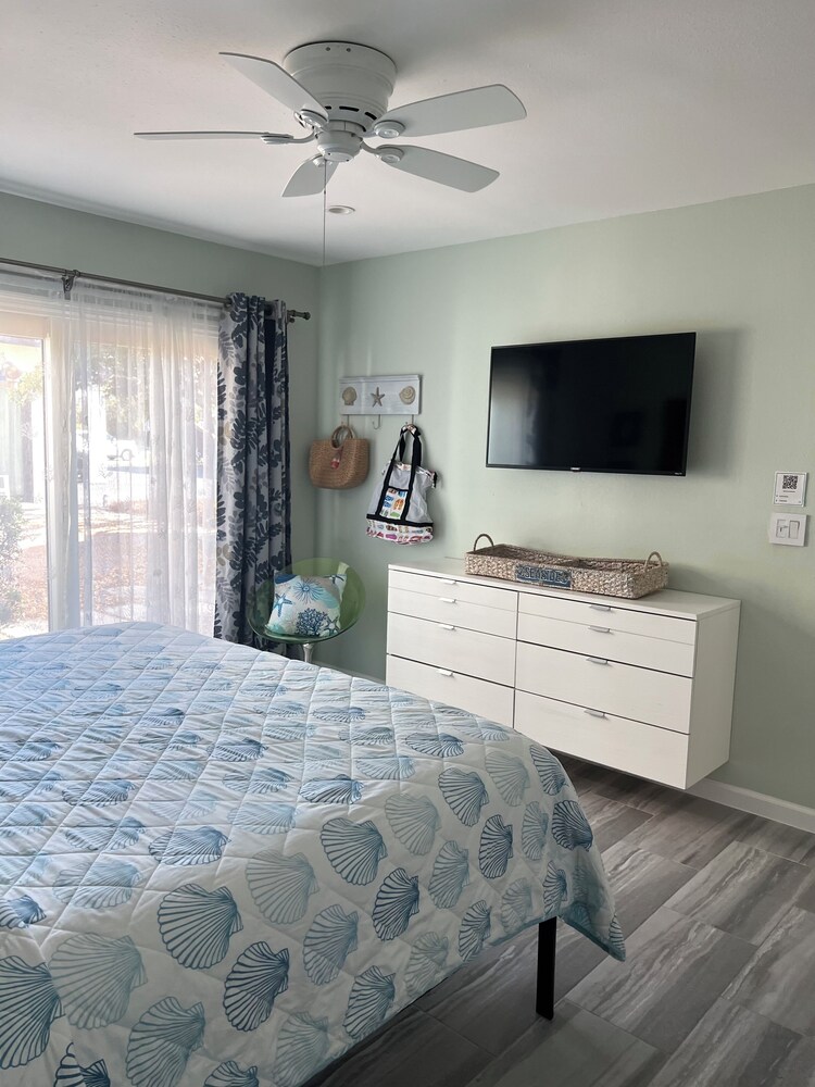 Island Vibes + Modern Comfort At Lido Beach! - Sarasota, FL