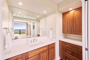 Poipu Shores 101A: So Close to the Ocean you can almost touch it! 口コミ ...