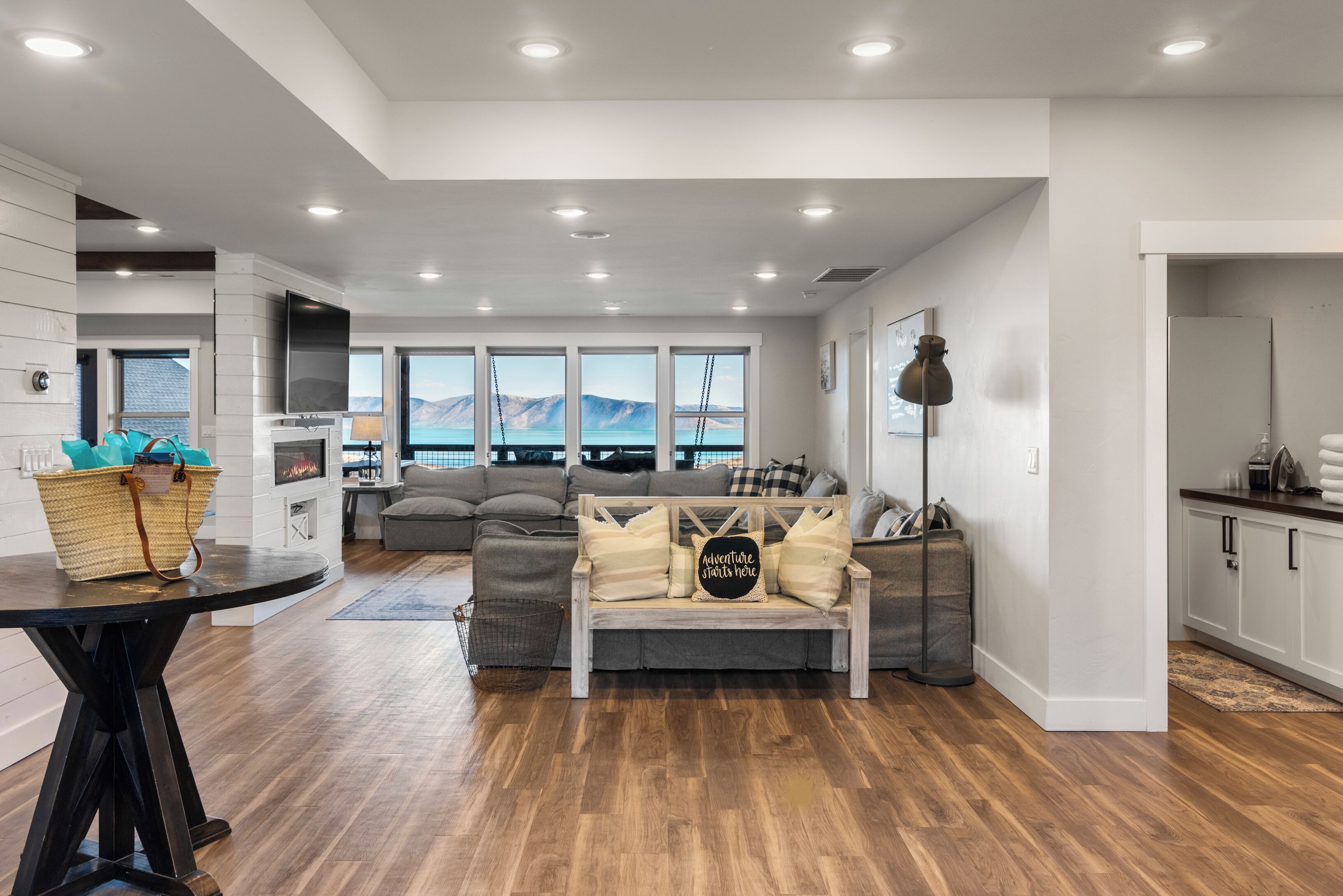 Pool Table, Treehouse, Indoor Pool, Lake View, Large Kitchen, Spacious Bedrooms - Utah