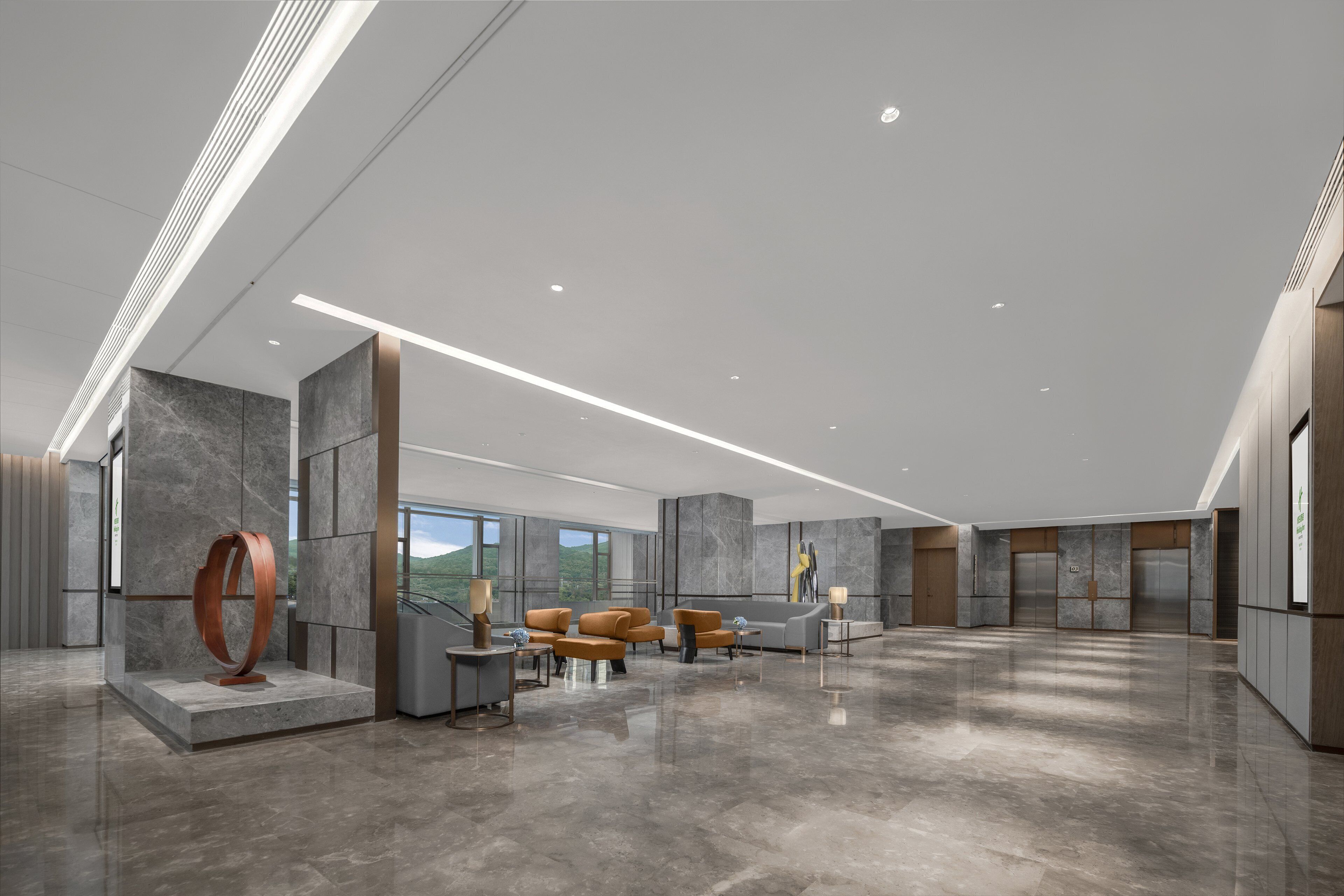 Um hall amplo com design moderno, com área de estar com sofás e poltronas, uma grande escultura abstrata e piso de mármore polido.