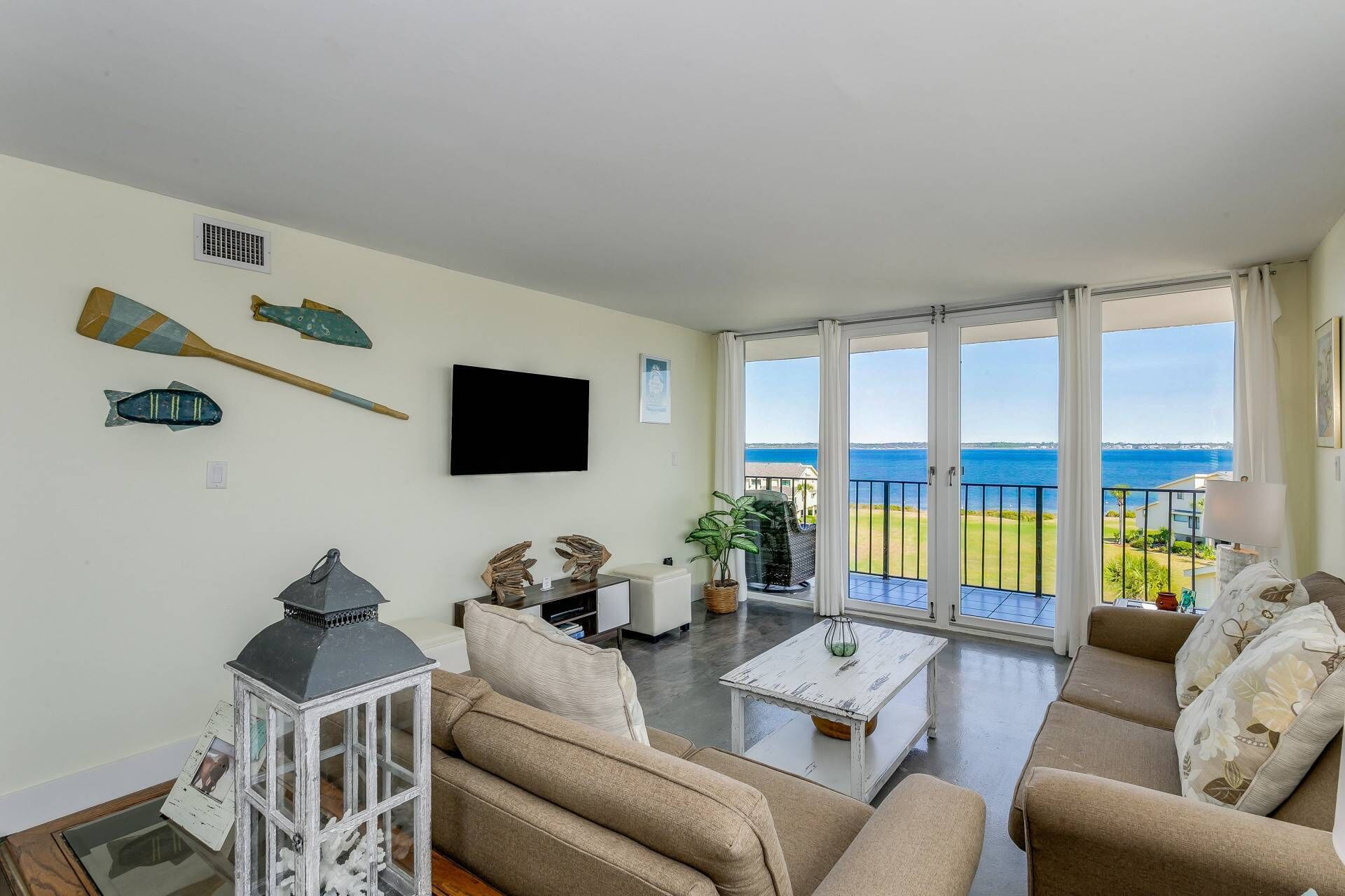 Stylish & Renovated |Front & Back Balconies |Gulf & Sound Views |Huge Pool |Tennis Courts |Elevator - Gulf Breeze, FL