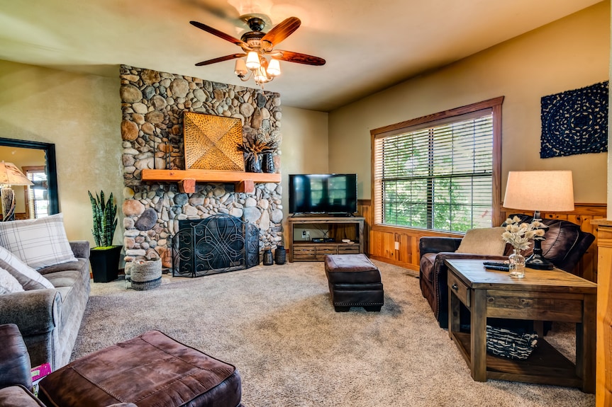 Family Friendly Cabin - 2br + Loft With Bunk Beds, Gas Fireplace, And More! - Branson, MO