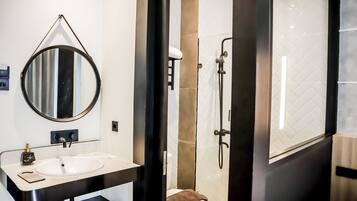 Um polibã, artigos de higiene pessoal grátis, toalhas fornecidas