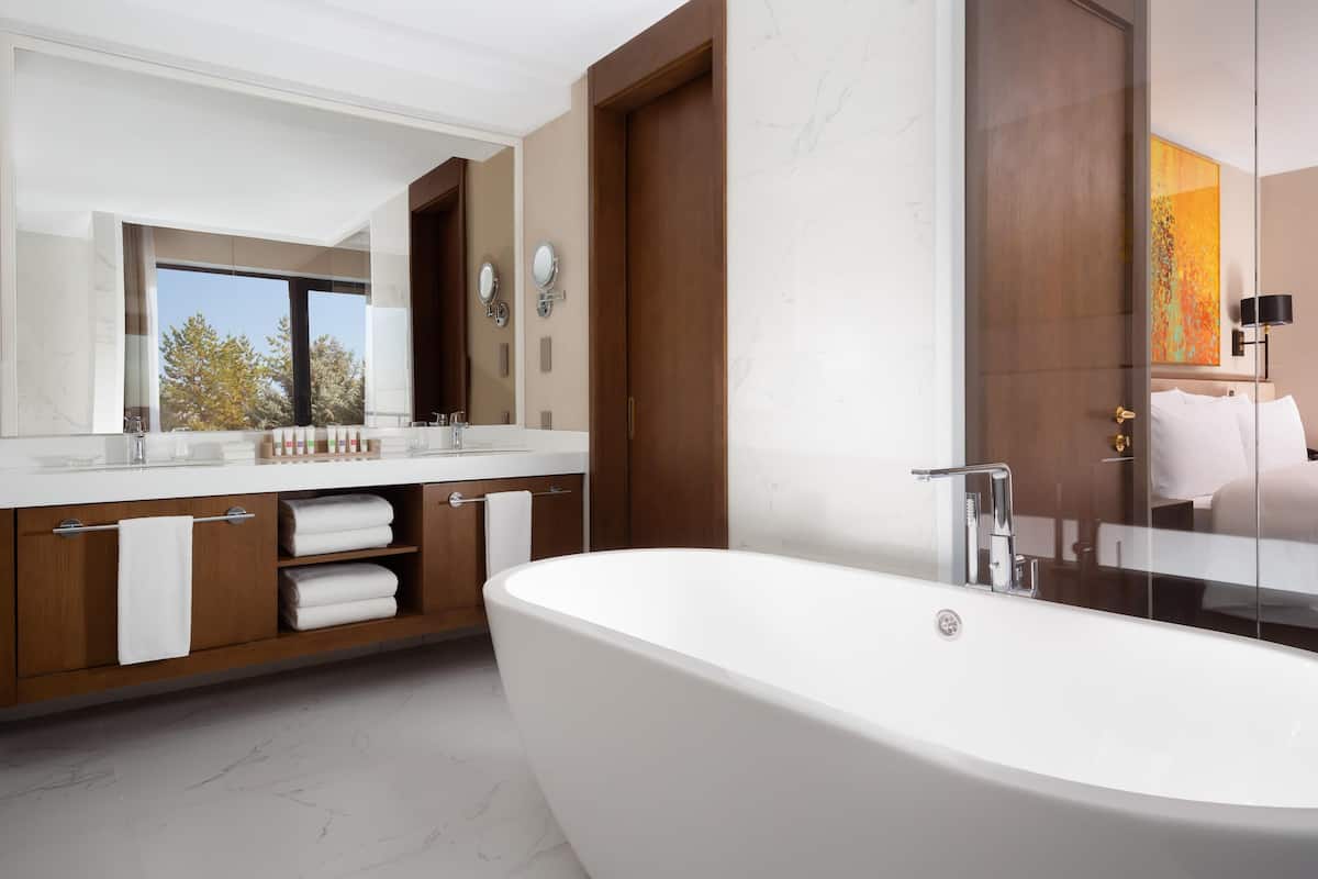 Suíte luxo, 1 cama King e sofá-cama | Roupas de cama premium, frigobar, cofres nos quartos, escrivaninha