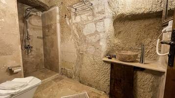 Quarto Superior | Casa de banho | Um polibã, artigos de higiene pessoal grátis, um secador de cabelo