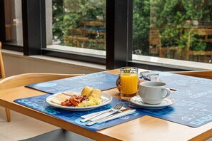 Pequeno-almoço tipo buffet diário incluído 