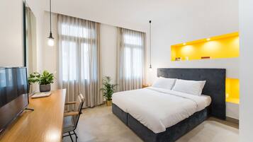 Quarto Duplo ou Twin Standard, varanda | Roupa de alta qualidade, cofre no quarto, secretária