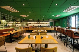 Café da manhã com buffet todos os dias mediante uma taxa