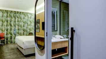 Cofres nos quartos, cortinas blackout, quartos à prova de som