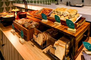 Café da manhã com buffet diário (BRL 55.00 por pessoa) 