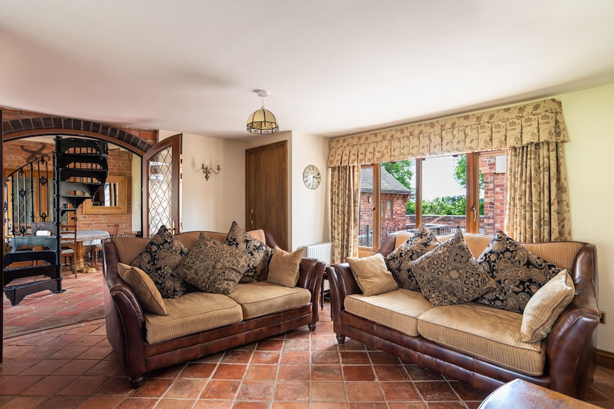 Oaks Barn Farm, Alcester- Sleeps 20 With Optional Salt Water Hot Tub - Worcestershire