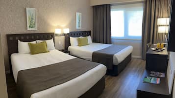 Quarto Deluxe, 2 camas de casal | Minibar, cofre no quarto, secretária, ferro/tábua de engomar