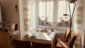 Apartamento | Cozinha privada | Um frigorífico, um forno, uma placa de cozinha