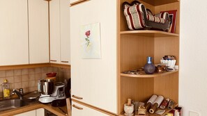 Apartamento | Cozinha privada | Um frigorífico, um forno, uma placa de cozinha