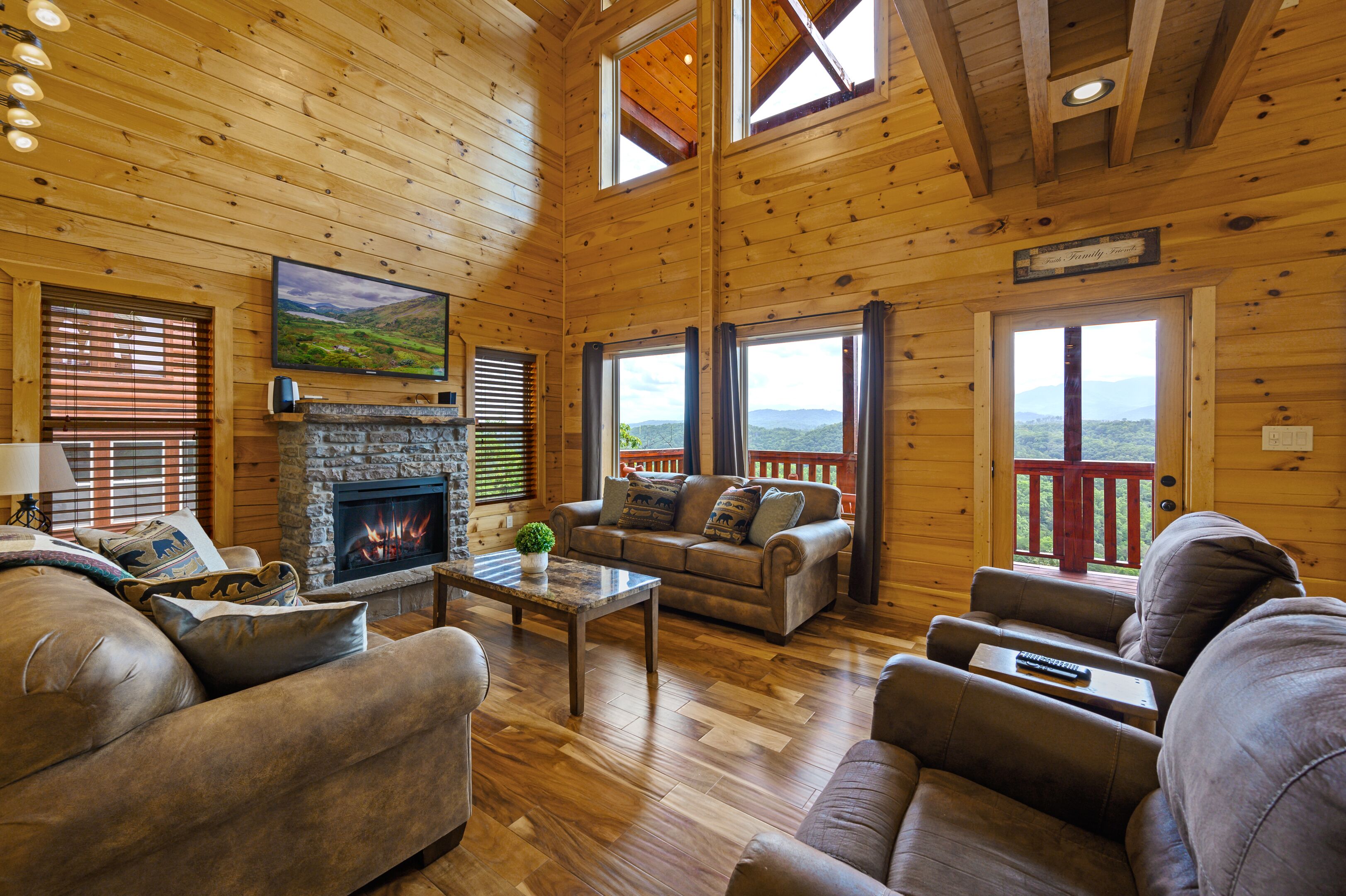 Large Beautiful Cabin Sleeps 12 Hot Tub Pool Table - Pigeon Forge, TN