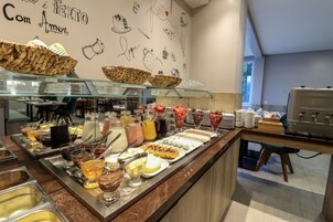 Café da manhã continental grátis todos os dias