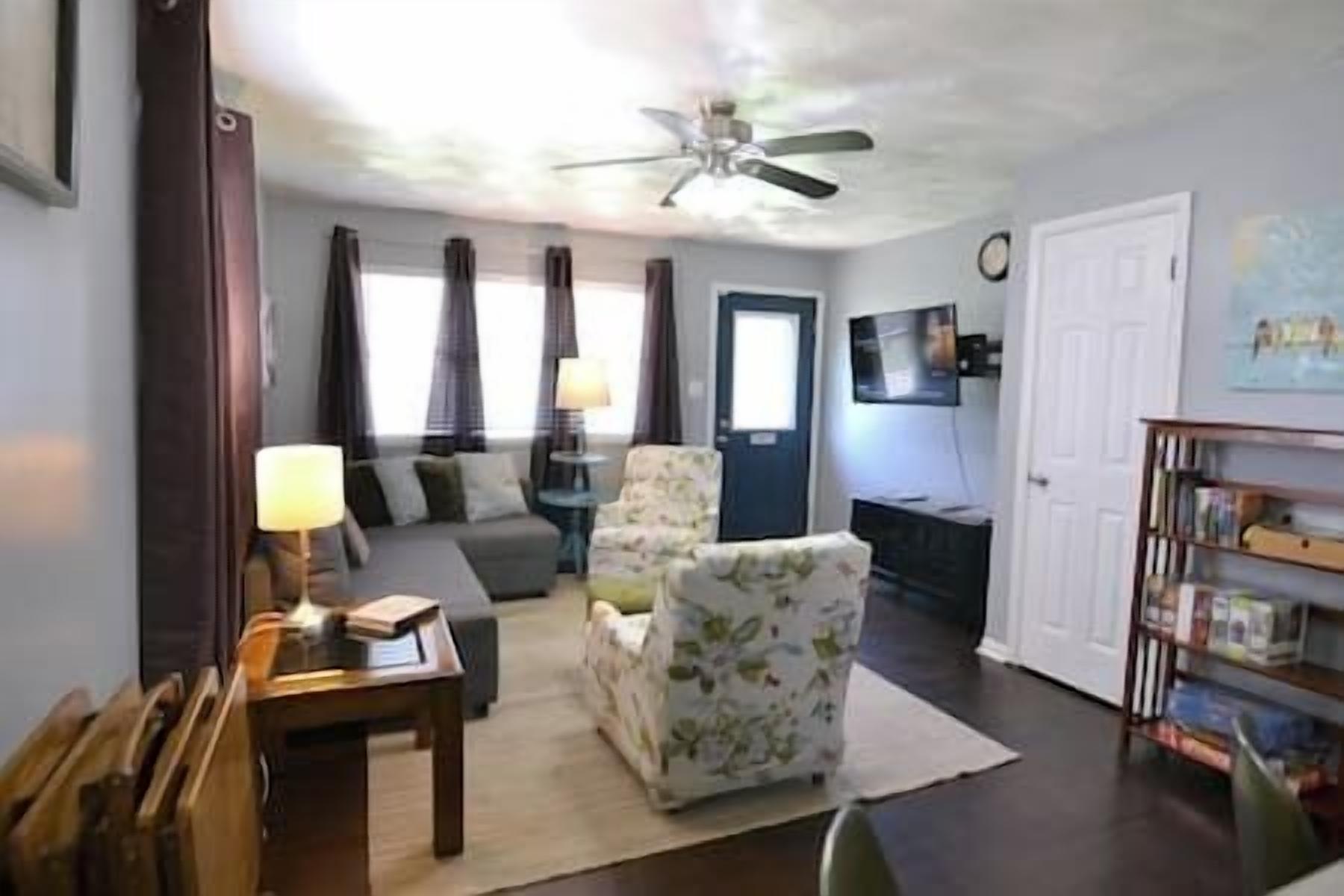 Meyer's Nook: Your Homey Spot In Bloomington - Bloomington, IN