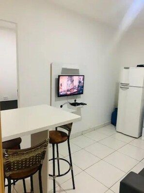 APARTAMENTO 04 - 01 DORMITÓRIO | Cozinha privada | Um frigorífico, um micro-ondas, uma torradeira, liquidificador 