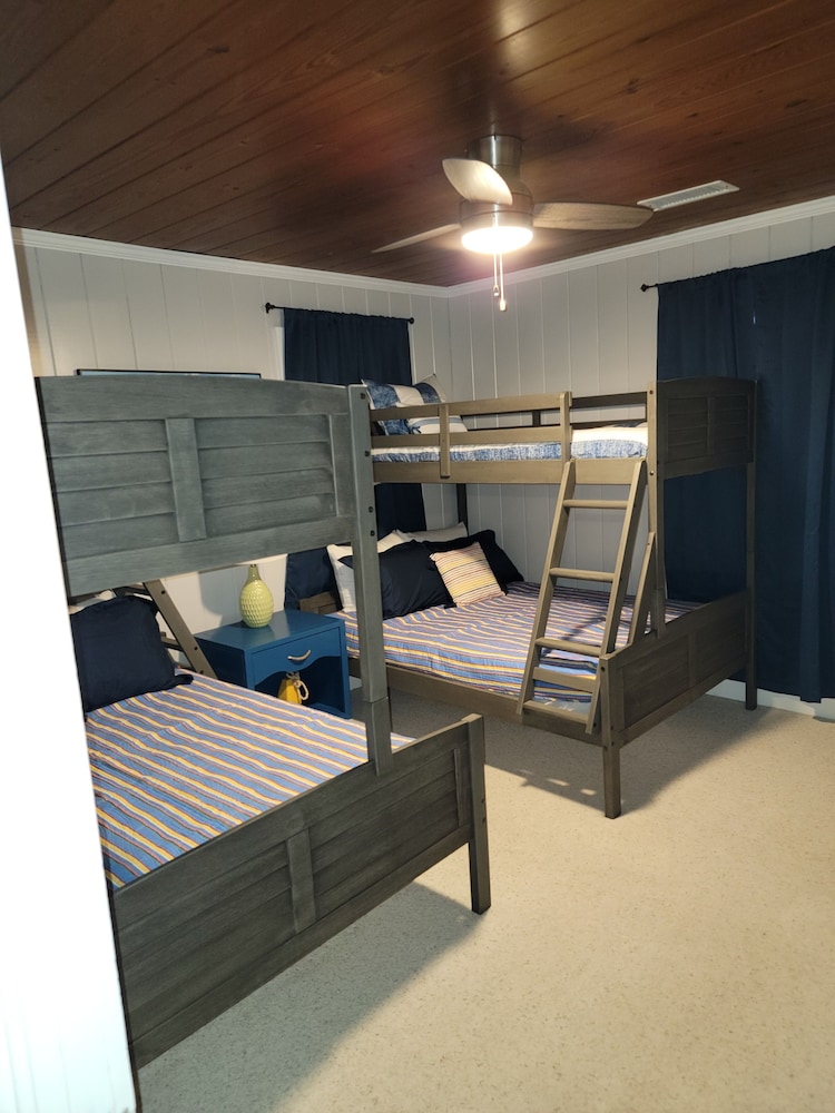 Location Location Location! Classic Beach Cottage Less Than 1-min Walk To Beach! - Garden City, SC