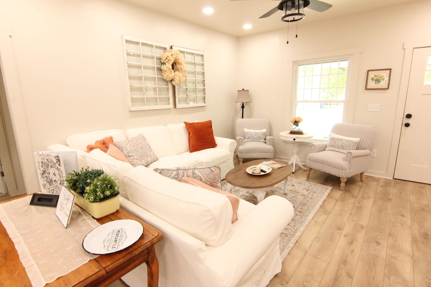 Fully Remodeled! Three Minute Walk To The Pioneer Woman Merc! - Birch Lake, OK